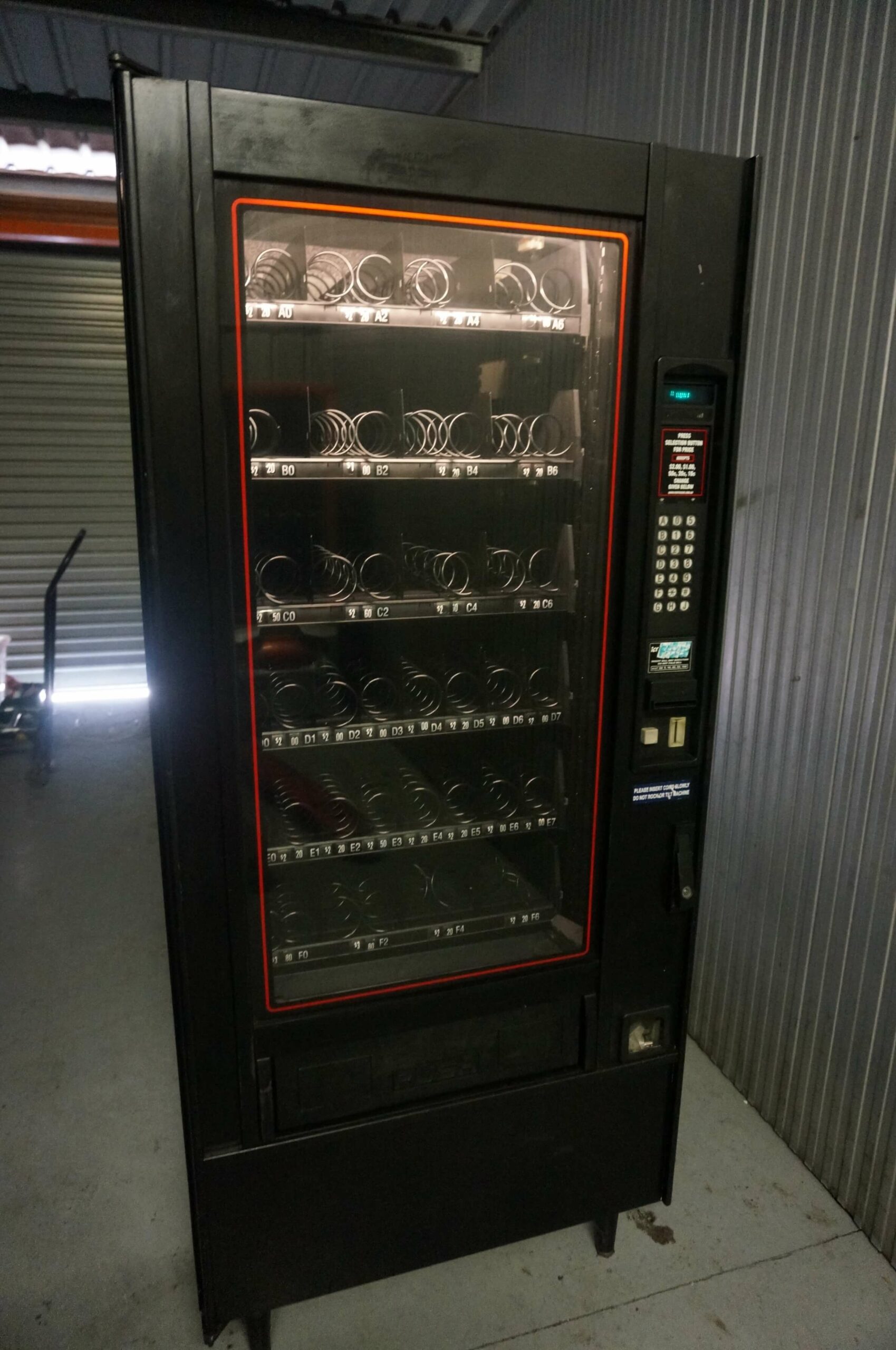 HIGH-CAPACITY SNACK VENDING MACHINE WITH CHILLER - Vending Machines ...