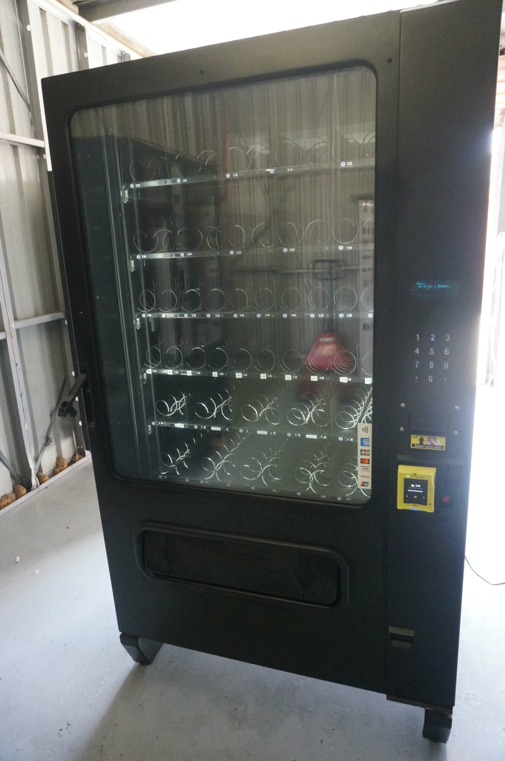 HIGH-CAPACITY SNACK VENDING MACHINE WITH CHILLER - Vending Machines ...