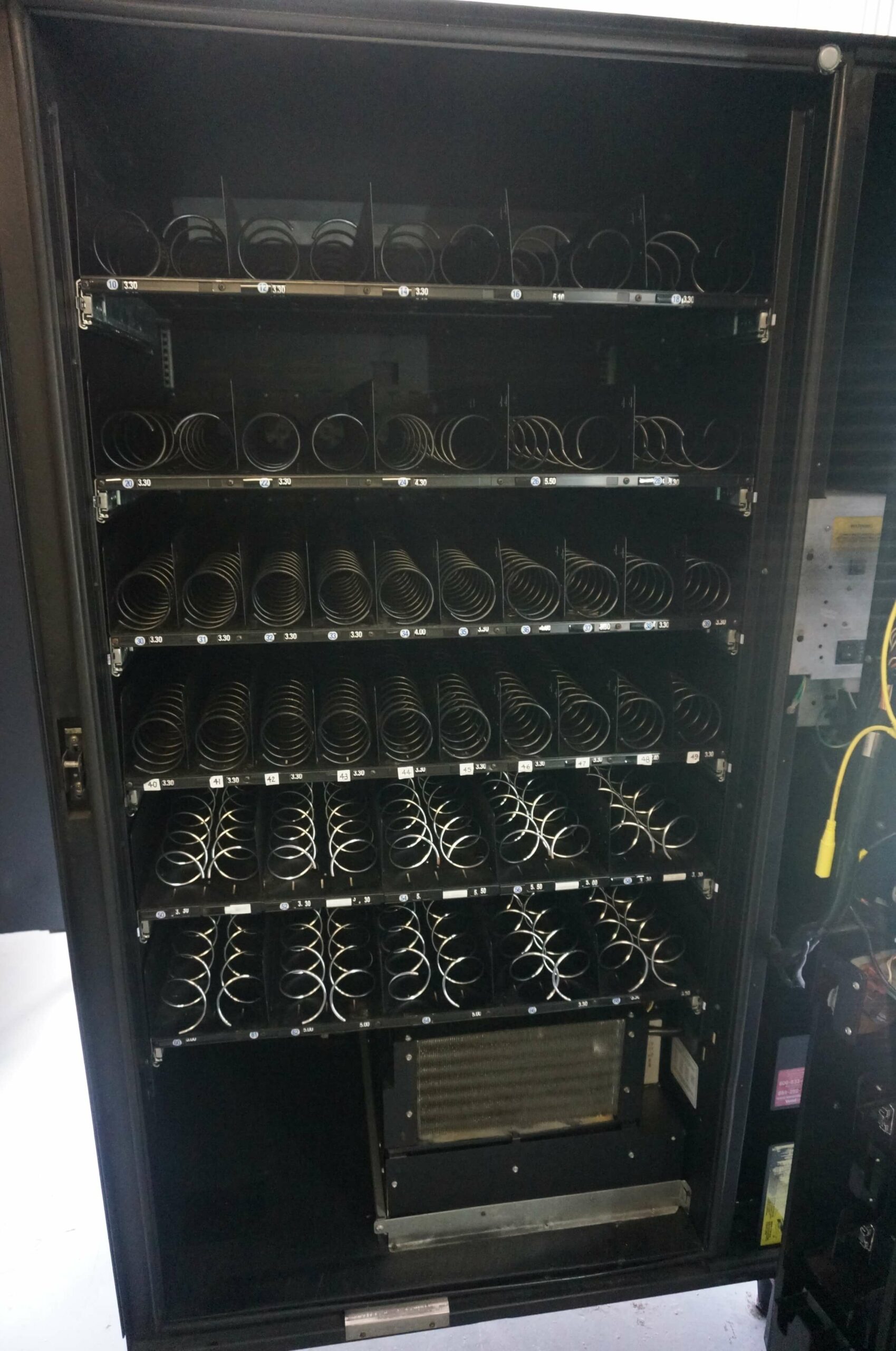 HIGH-CAPACITY SNACK VENDING MACHINE WITH CHILLER - Vending Machines ...